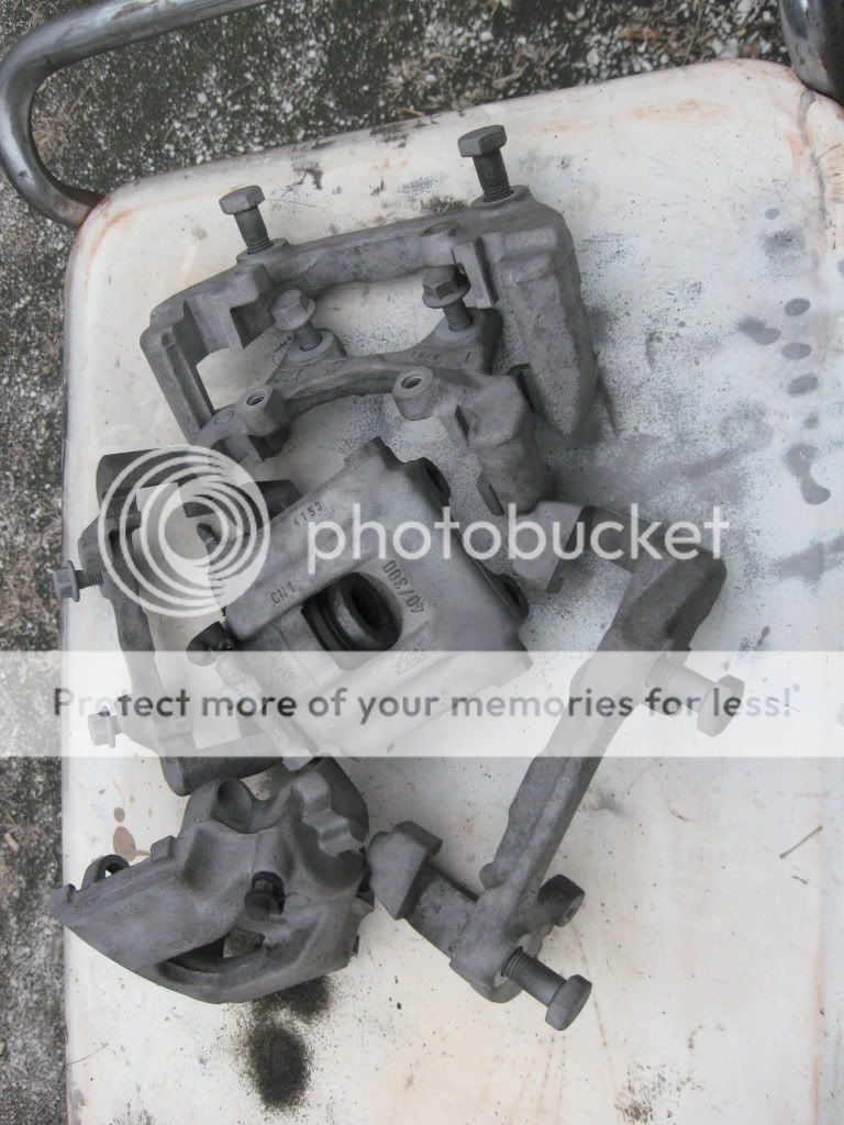 DIY: Clean rust parts (in this case, brake calipers)